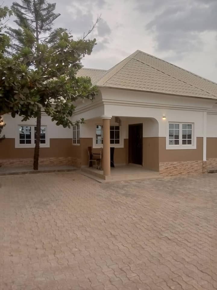 A Serene Environment In A Quiet Neighborhood - Jos