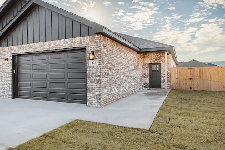 Brand New & Fully Stocked | Perfect For Long Stays - Water Tower, Texas