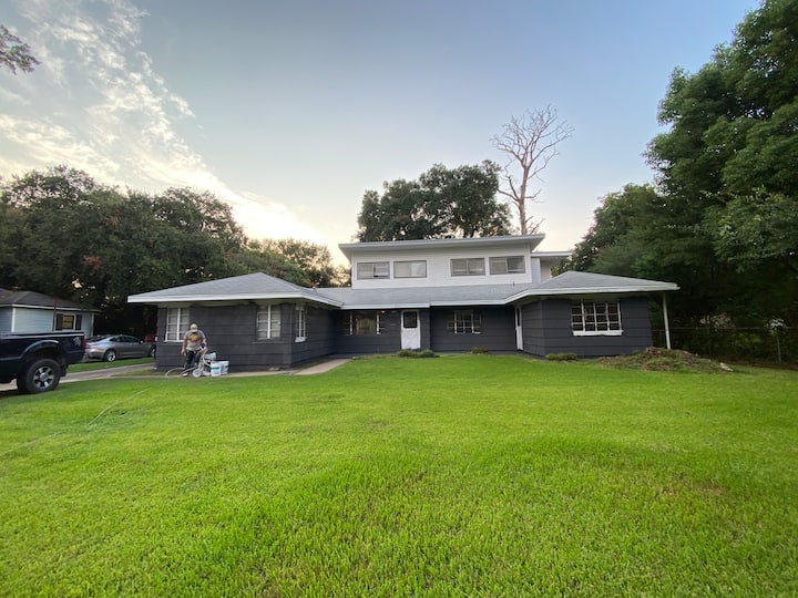 Main House Is 4-5 Bedrooms 2 Apartment Suites. - Nederland, TX