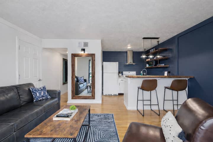 Downtown Views | Pool, Parking, 1/2 Mile To Strip - Gatlinburg, TN