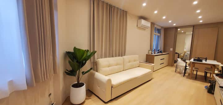 雙連站步行1分鐘
100吋投影電視＋電動窗簾|智慧馬桶|洗烘衣機|心中山|寧夏夜市|赤峰街|可住4人 - Taipei Railway Station