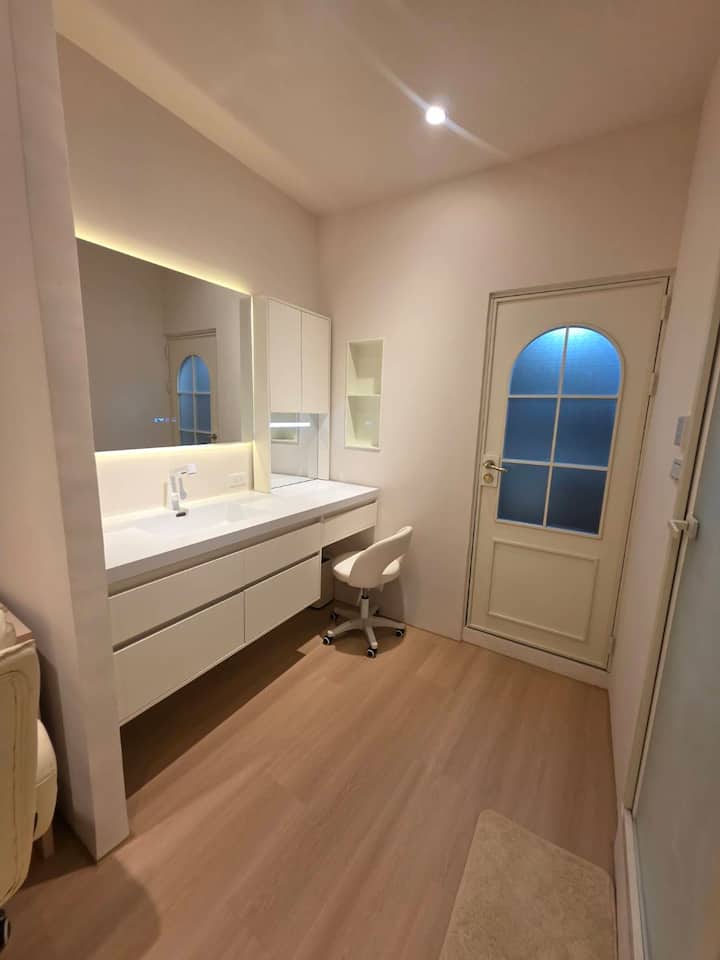 全新高級裝潢／雙連站1分鐘／100吋投影電視＋電動窗簾／智慧馬桶／洗衣烘衣機／寧夏夜市／1-4人 - Taipei