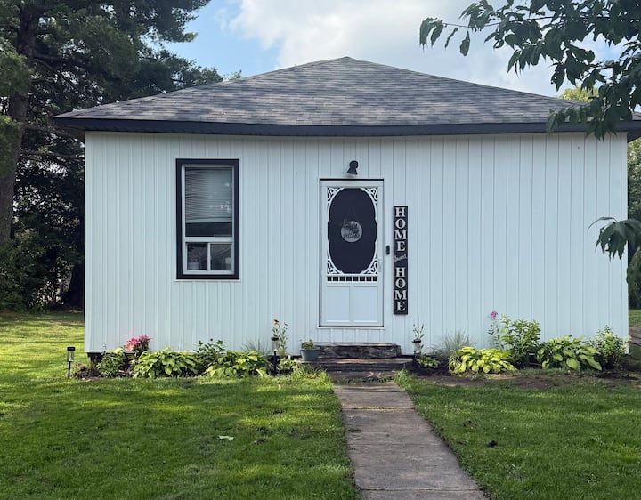 The Little White Bungalow - Ontario 60