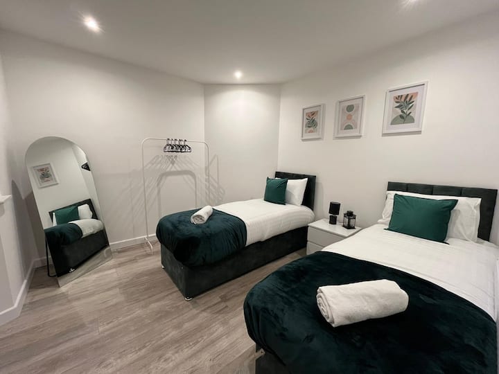 Modern 4br • Contractors • Parking For Vans - Wolverhampton