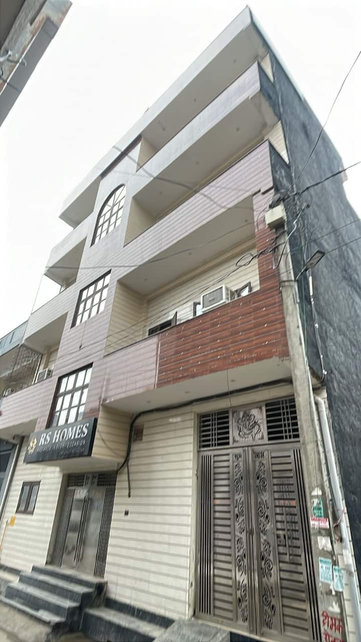 Guest House With 8 Rooms & 2 Halls (80-100 People) - Noida