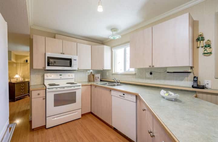 Spacious 2 Bedroom Suite - New Westminster