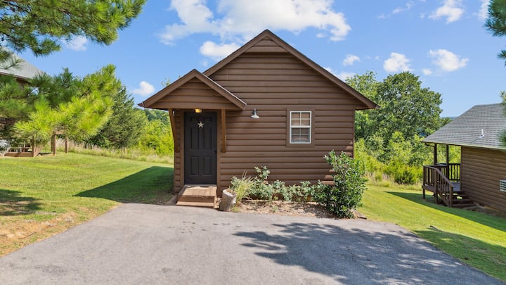 Peaceful Cozy Cabin | Views, Fire Pit, Fishing - Tulsa, OK
