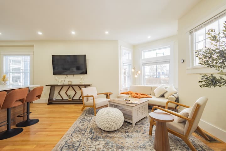 2br2ba Central & Cozy Retreat - Near Downtown - Boston, MA