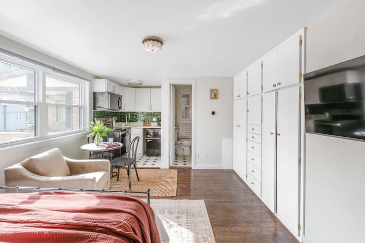 30+day, Beautifully Remodeled Studio, Lakeview - Madison, WI