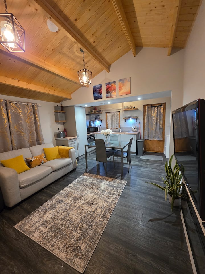 Secluded Log Cabin Escape - Beaconsfield, UK