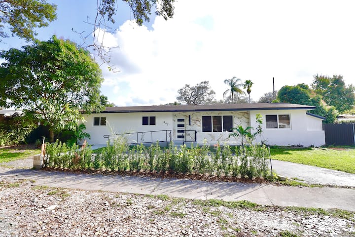 Sunny North Miami Getaway | 3br • 2ba • Pool - North Miami Beach, FL