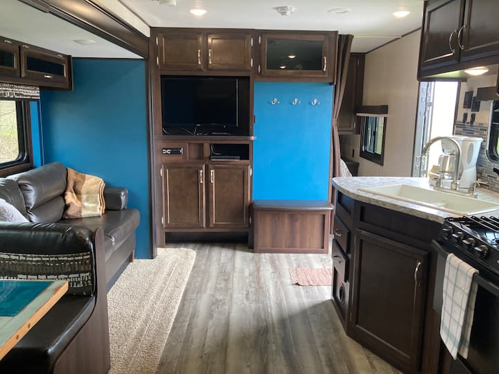 Vineyard Escape: Deluxe Rv Living Near South Haven - 南黑文