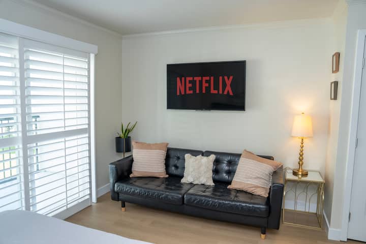 King Bed - Waterfront Studio W/ Spectacular Views - Coronado Island, CA