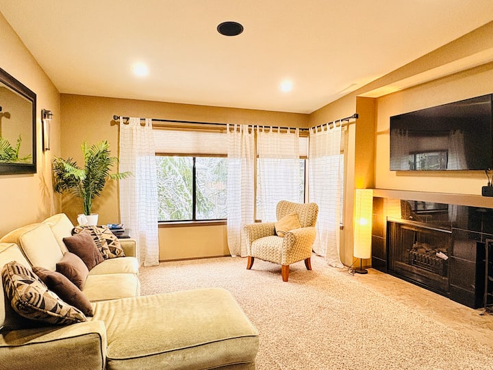 Downtown Bellevue 2br Condo Free Reserved Parking - Bellevue, WA