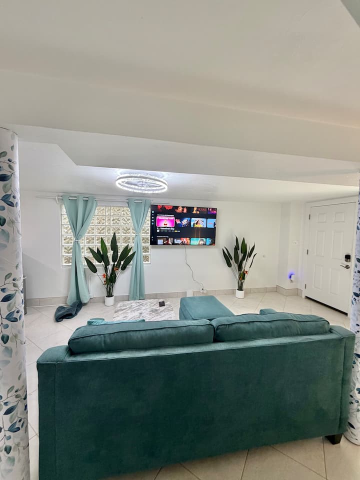 First Story 2/1 Queen Beds Private Luxury Villa - Tallahassee, FL