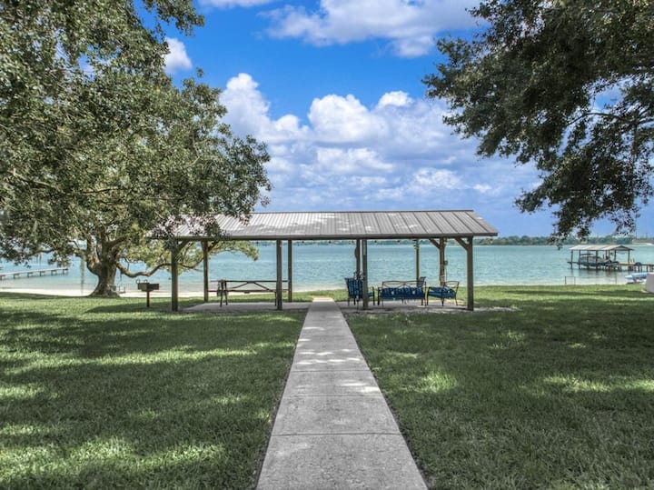 Lakefront 1920s 1-bed/1-bath Apt. At Villa Lotela - Lake Denton, FL