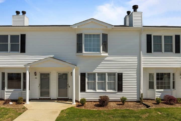 Cozy Updated Townhouse Near Convention District. - Greenville, NC