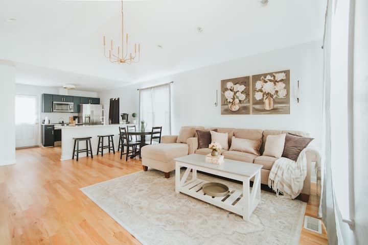 2 Min Ride To Downtown, Stylish Spacious 3 Br Home - Raleigh, NC