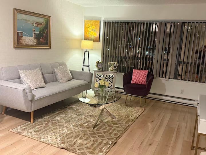 Downtown Gem | Unbeatable Location, Pool, Hot Tub - Vancouver