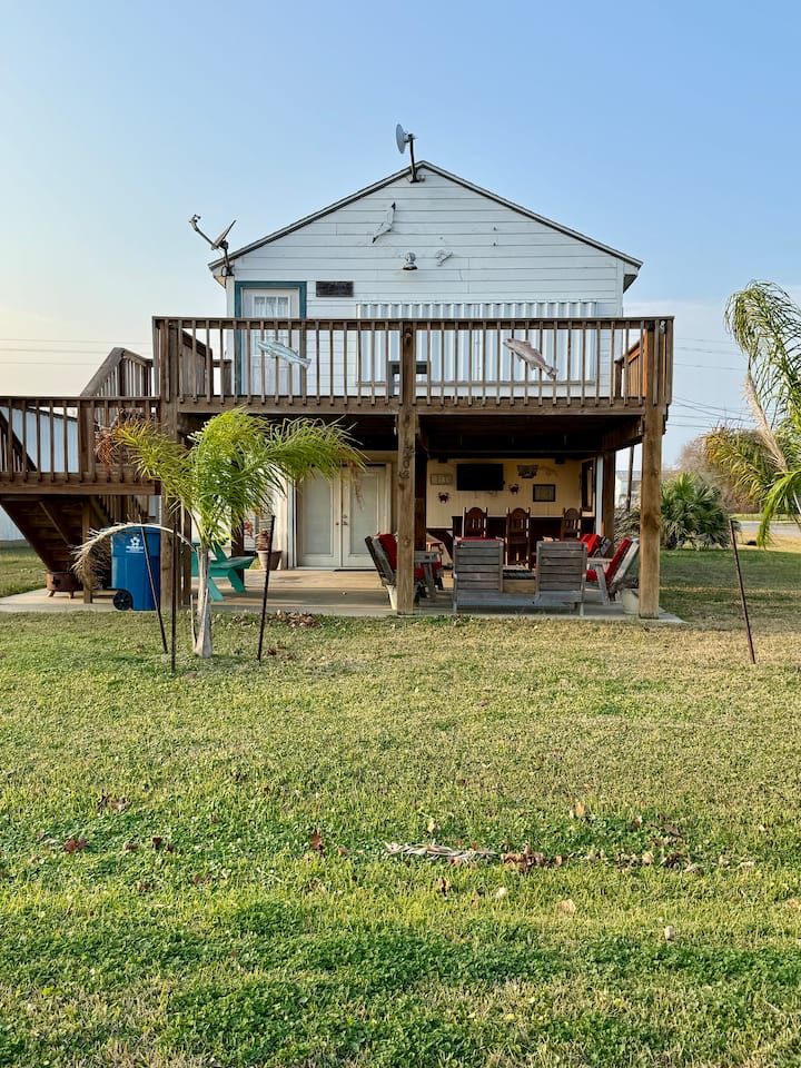 Fishing Getaway | Sleeps 6 | Boat Parking - Port O'Connor, TX