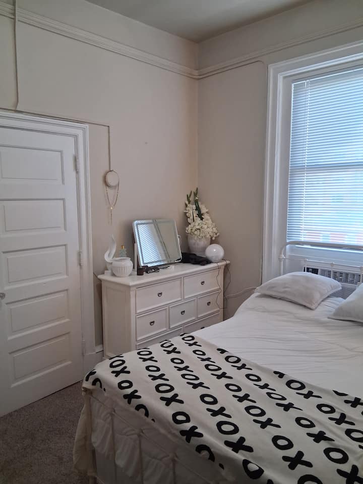 1 Bdr Apt. Available, 4/1 - 6/30, $1,250 Monthly - Richmond, VA