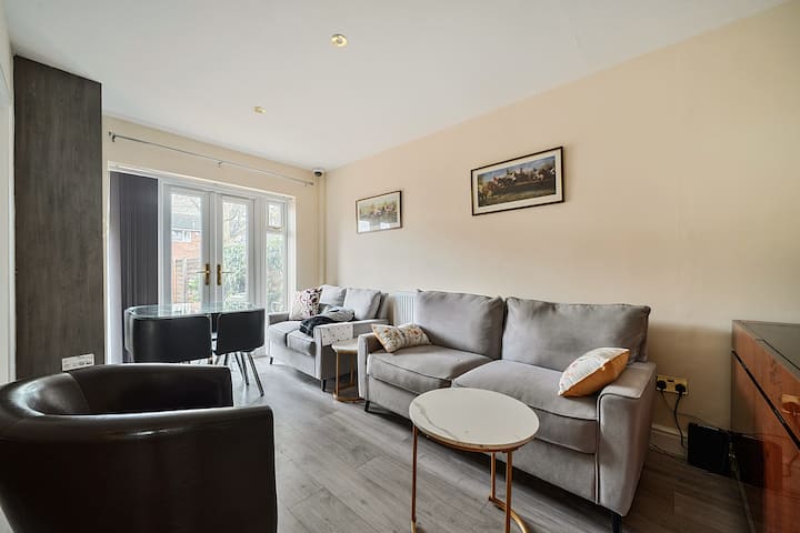 Spacious Family Home Near Windsor, Free Parking - Slough
