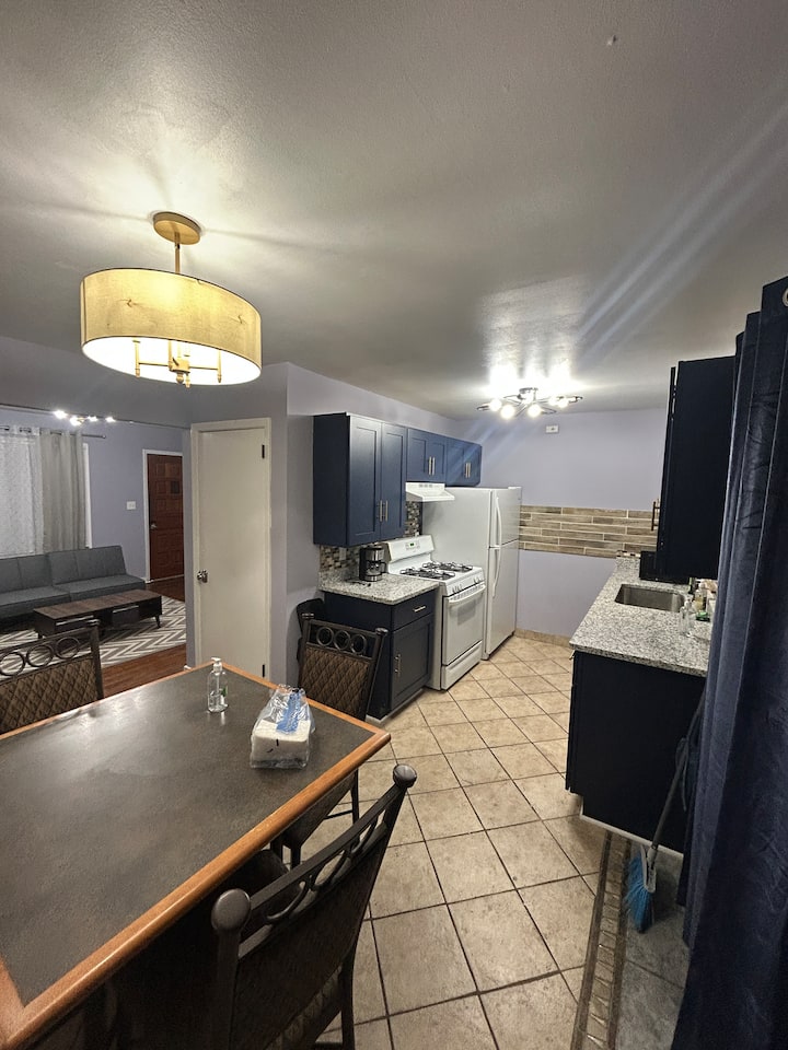 Central Location To All The City Fun - Gladstone, MO