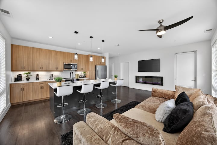 Luxury Condo W/ Balcony Downtown Atlanta - Atlanta, GA