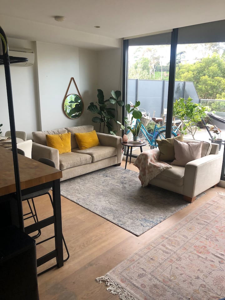 Modern Riverside View Apartment - Melbourne