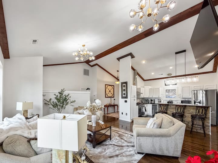 Luxurious 2 King + 2 Queen Beds | Hottub | Bonfire - Boone, NC