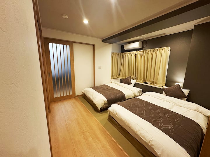 【素泊・駐車場付き・デラックスルーム】新規オープン特別価格！最大6名まで利用可能！松本駅徒歩圏内 - 松本市