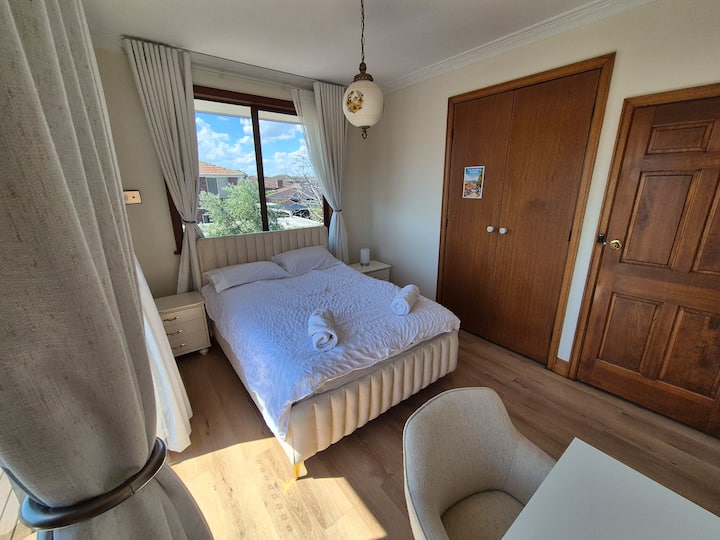 Bright Upstairs Room With Private Balcony & Views - Dandenong
