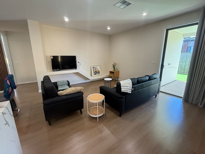 4-bedroom Family Home In Prime Dean-side Location - Caroline Springs