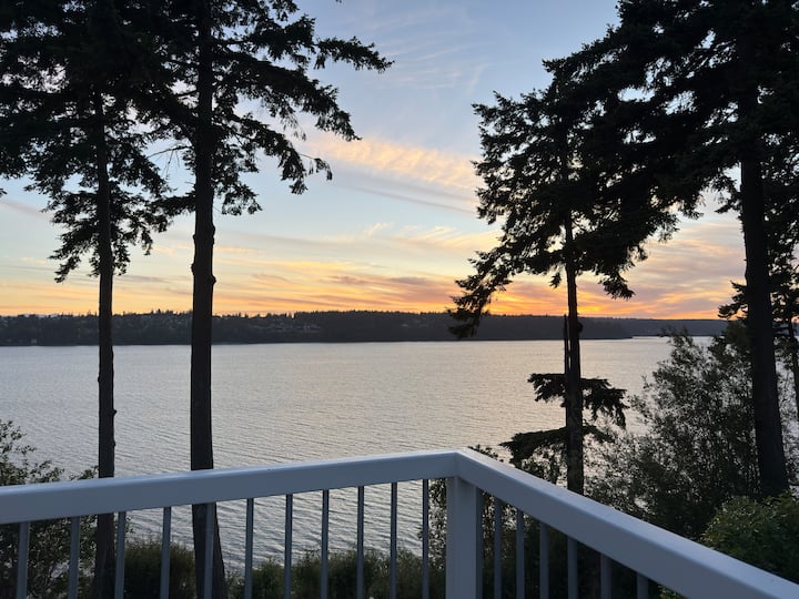 Whidbey Island Waterfront View Getaway - Langley, WA