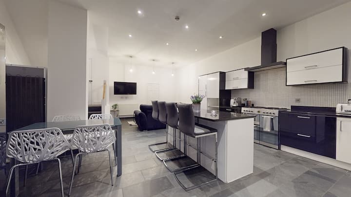 Spacious Modern Central 6-bed Home With Parking - コーンウォール