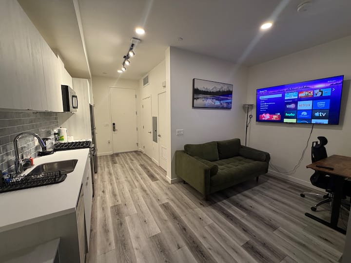 Hollywood 1br W/ Pool, Gym & Free Parking - Hollywood, CA