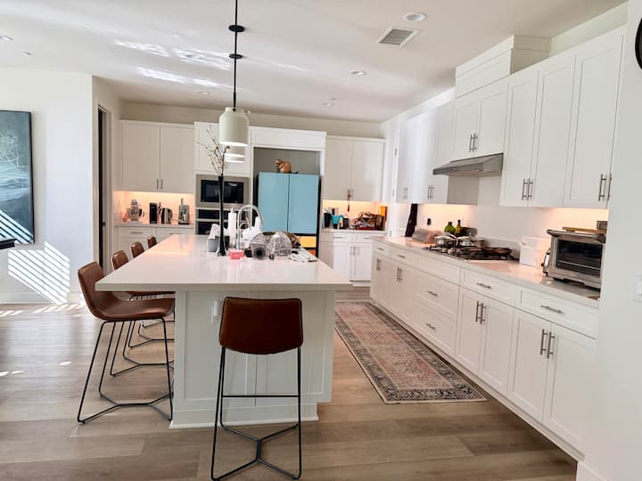 A Cozy Bedroom & Private Bath In A Gated Community - Orange, CA
