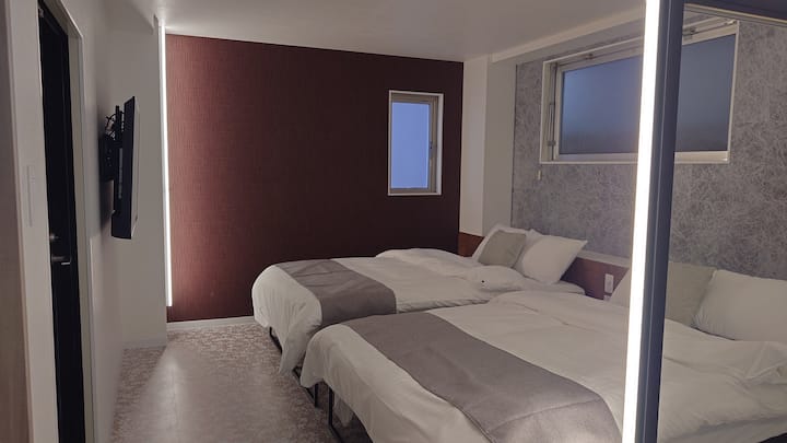 広島の宿ことときー蓮ー別館４階
低温サウナ完備のゆっくりくつろげる広々客室　繁華街の中心 - Hiroshima, Japan