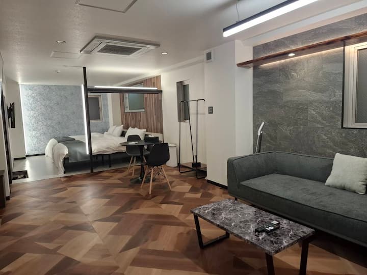 広島の宿ことときー蓮ー別館2階
低温サウナ完備のゆっくりくつろげる広々客室。繁華街の中心。 - Hiroshima, Japan