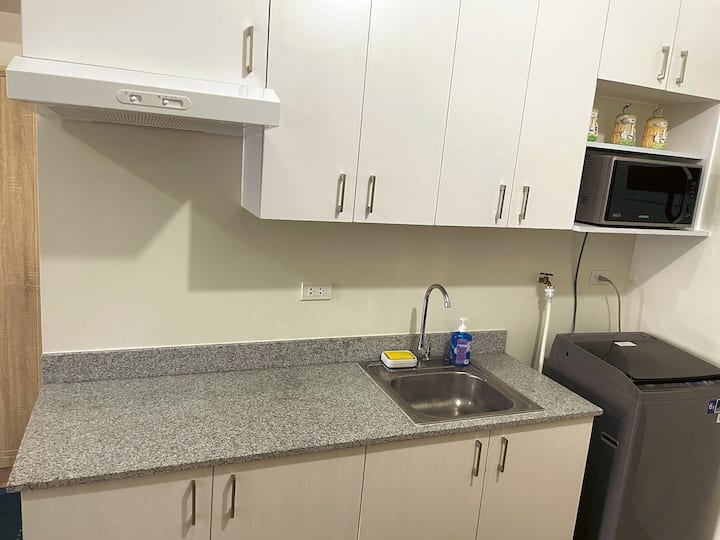 Aj Haven 2 Bright Studio Unit With A Pool & Gym - Biñan