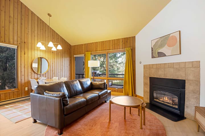 Modern Bend Getaway Near Downtown + Pool & Hot Tub - Bend, OR