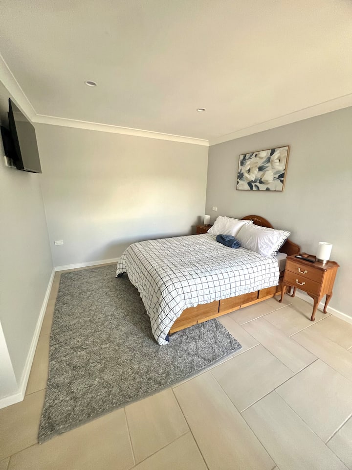 Guest House - Own Entrance - Bottom Level - Narrabeen