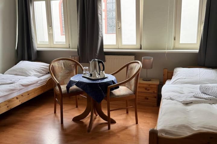 Zweibett Zimmer In Der Goldenen Gerste - Frankfurt