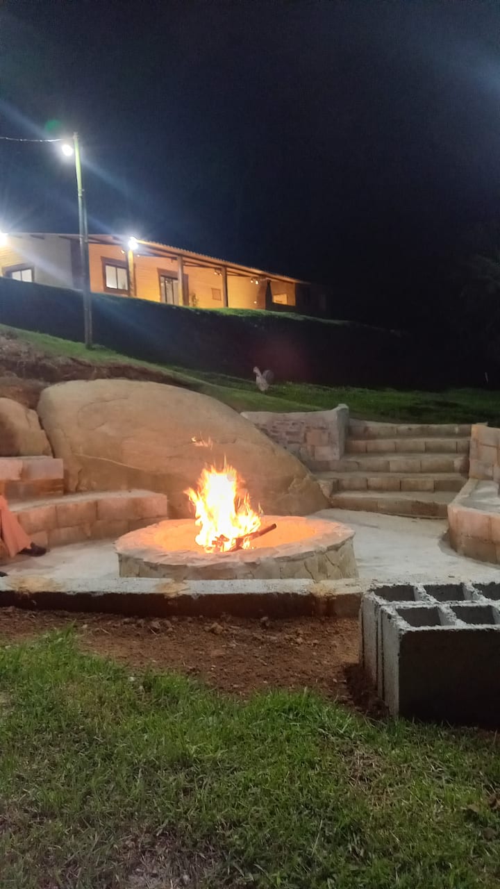 Chalé Construído Técnica Hiperadoube Dois Quartos - Extrema