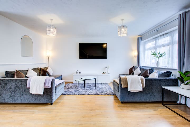 New! 4br House W/ Private Parking & Fast Wifi - Dagenham