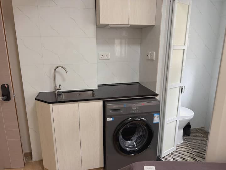 位置香港市中心，旺中帶靜，樓下各種飲食方更，步行地鐵站2分鐘，巴士站去機場步行2分鐘 - Tseung Kwan O