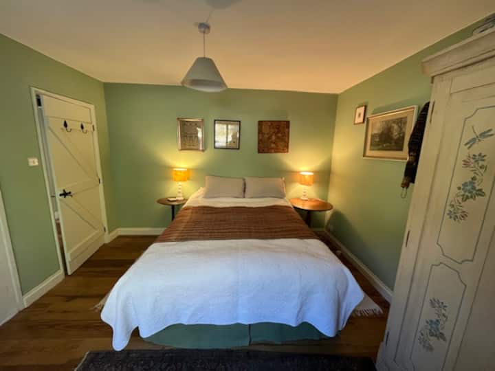 Relax In Comfort In Artist's Renovated House - Painswick