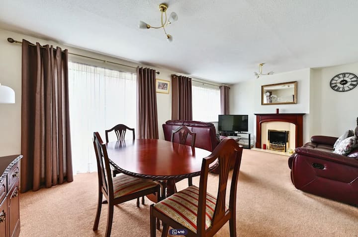 Spacious And Relaxing 3-bed Home Away From Home - Bracknell