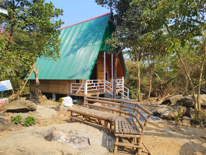 Mawlynnong Triangular Bamboo Cottage. - Mawlynnong