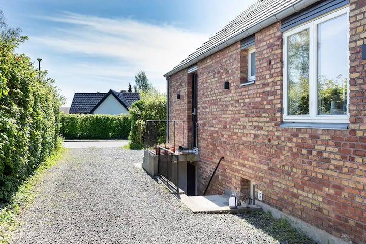 Hyggelig, Nyrenoveret Kælderlejlighed M. Parkering - Aarhus